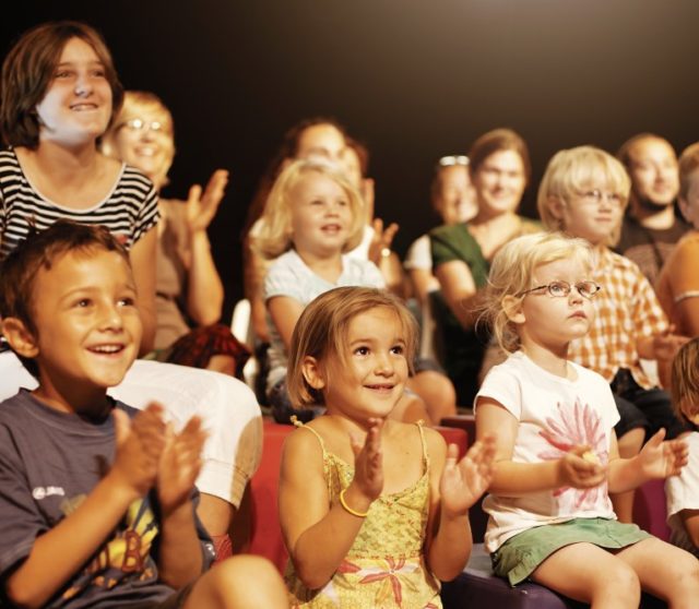 Kindermuseum FRida & freD: Bühne frei für das Knopftheater ...